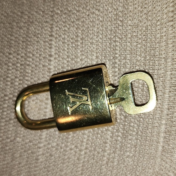Louis Vuitton | Other | Authentic Louis Vuitton Lock And Key Set 32 ...
